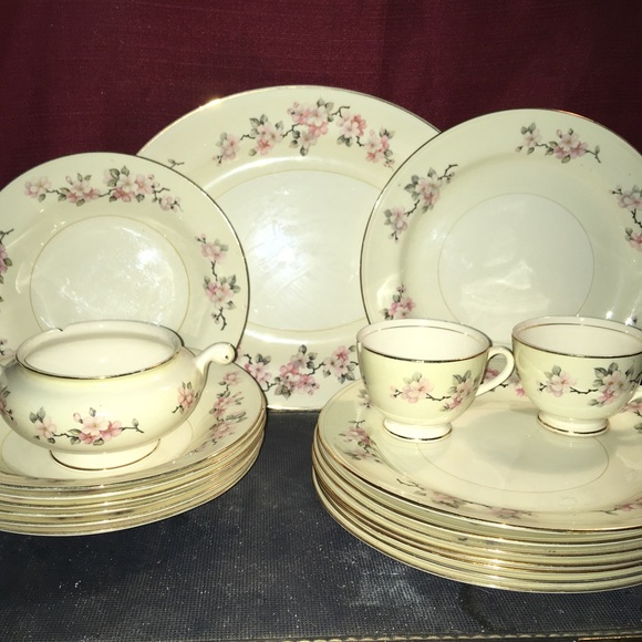 eggshell | Kitchen | Set Of Gold Trimmed Eggshell Nautilus Usa | Poshmark